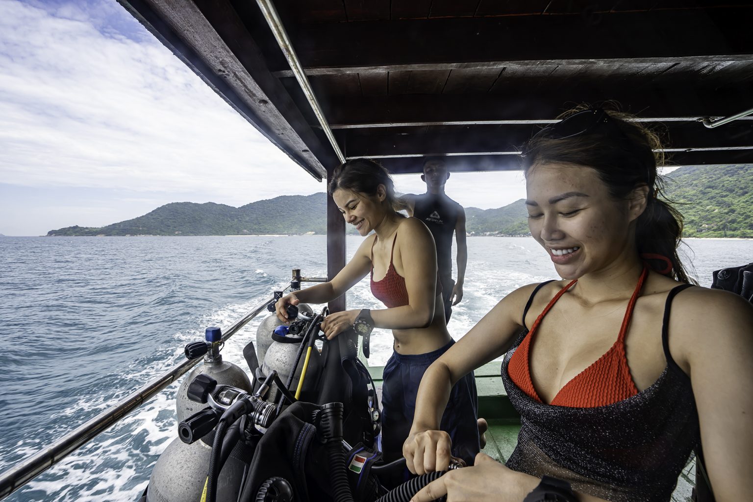 PADI DIVEMASTER INTERNSHIP - Cham Island Diving Center